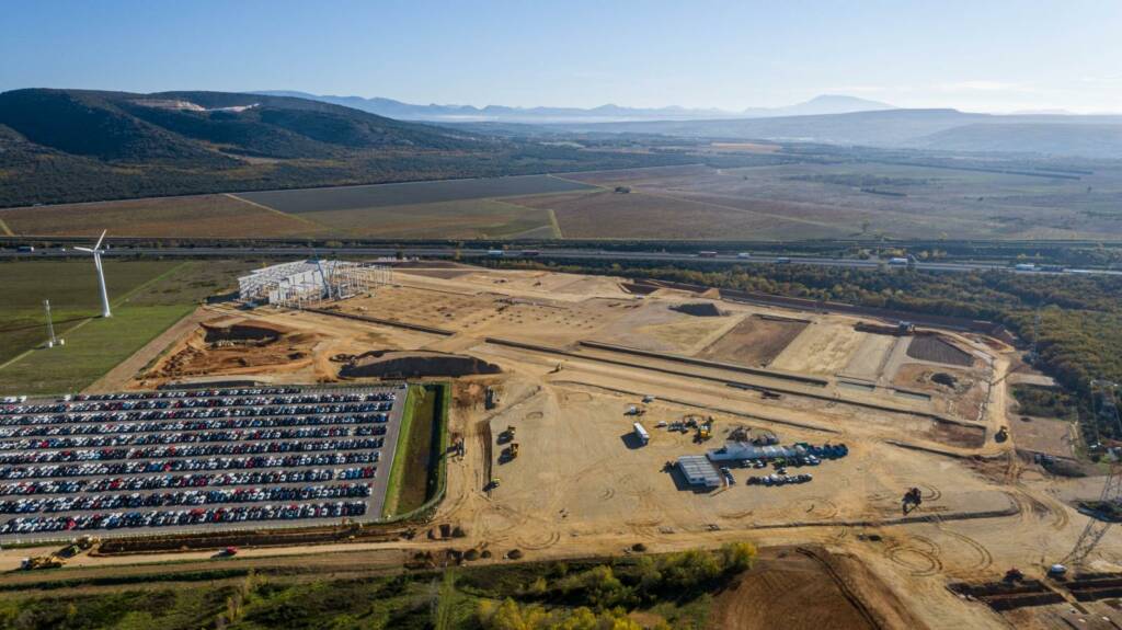 IDEC pose les premiers poteaux d’un entrepôt grande hauteur de 70 000 ...